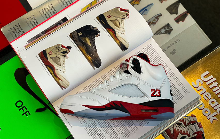 AIR JORDAN 5 "FIRE RED": EL LEGADO DE TINKER HATFIELD VUELVE A LA CALLE ...
